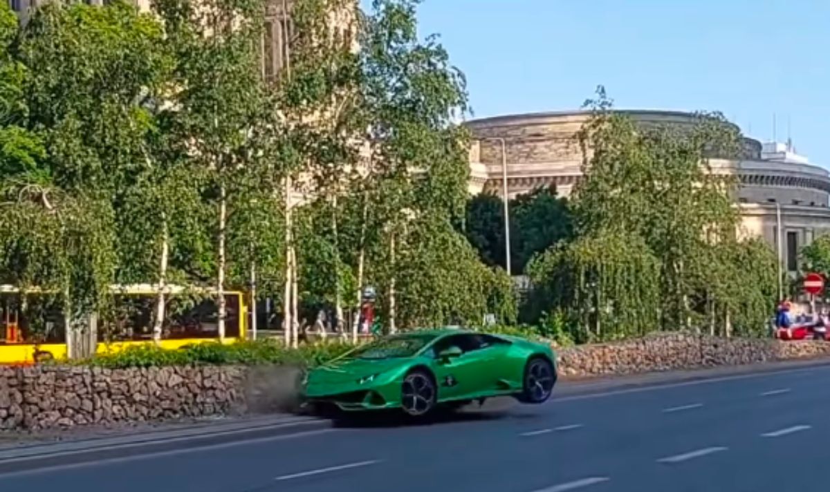 Super-idiot smashes £200k Lamborghini into wall after 'showing off ...
